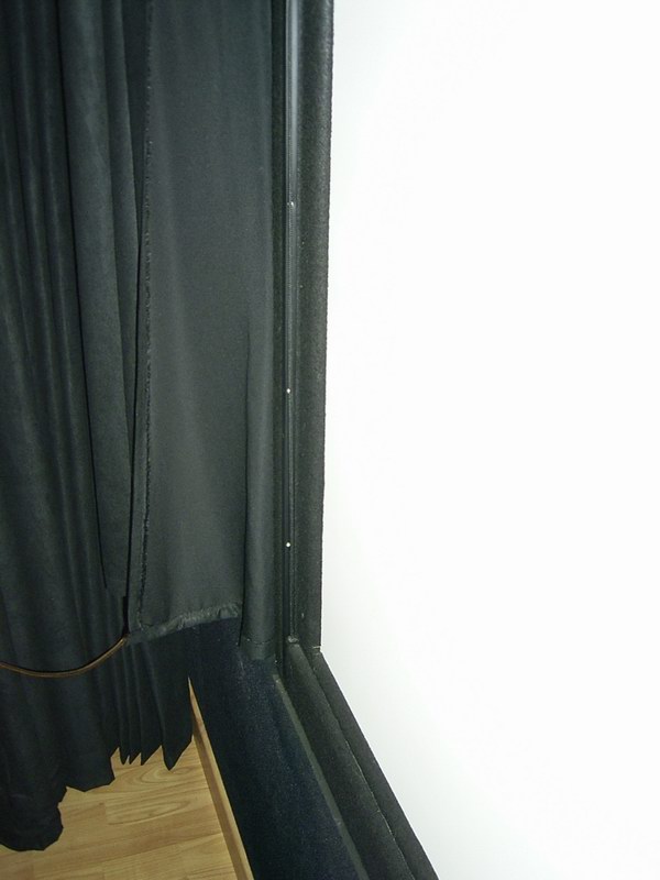 Leinwand mit elektrischer Maskierung